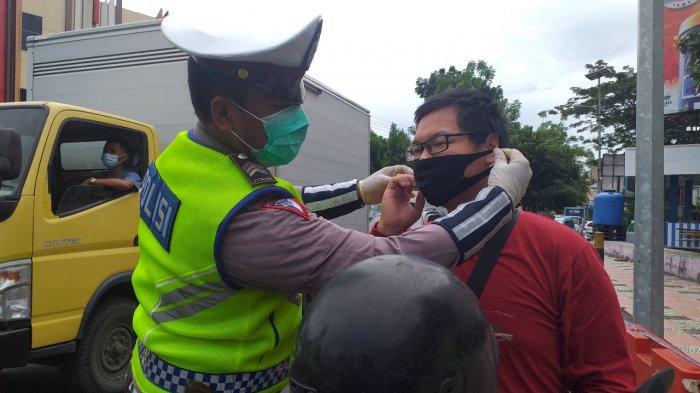 Satlantas Polresta Manado Bagikan Masker ke Pengendara dan Sembako ke Penyapu Jalan ...