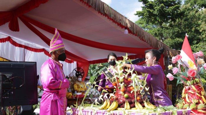 Sosok Tiga Generasi Pemotong Kue Tamo Curi Perhatian Saat Upacara Adat ...