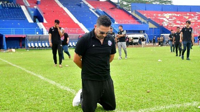 Pelatih Arema FC Javier Roca Saksikan Ada Suporter yang Meninggal di ...