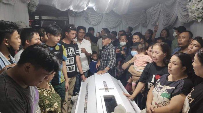 Orang Tua Driver Ojol Yang Tewas Ditikam di TKB Manado Minta Polisi ... Orang Tua Driver Ojol Yang Tewas Ditikam di TKB Manado Minta Polisi ...