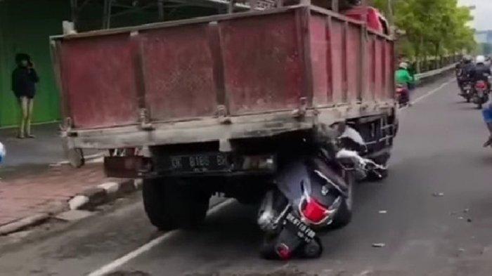Kecelakaan Maut Tadi Pagi, Seorang Petugas Damkar Tewas, Motor Korban Masuk ke Bagian Belakang ...
