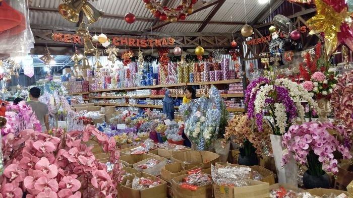 Belanja Sekaligus Berfoto, Toko Pernak-pernik Natal di Manado Jadi ...