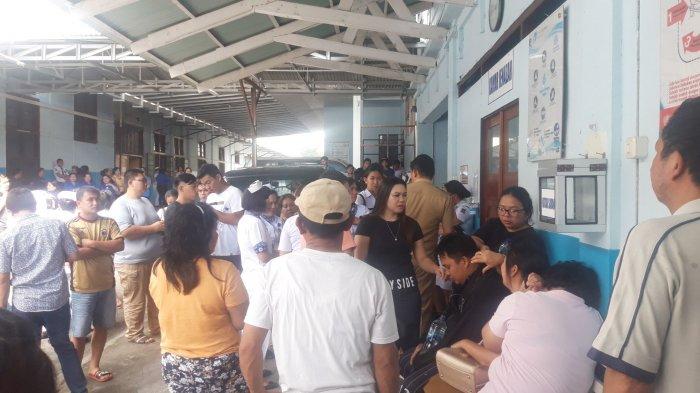 Puluhan Kerabat dan Keluarga Padati Ruangan Jenazah RS Gunung Maria ...