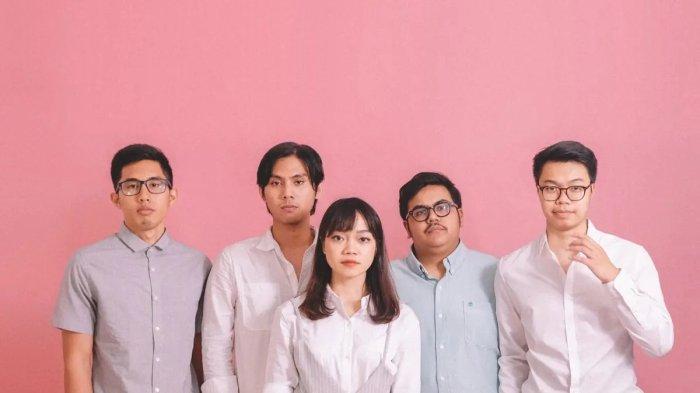 Terjemahan Lirik Lagu Am I Bothering You - Reality Club, Grup Musik Digawangi Fathia Izzati ...