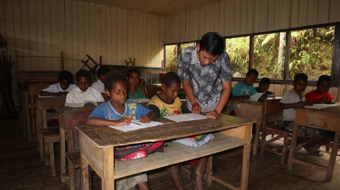 Kisah Guru di Pedalaman Papua, Terpencil Bukan Berarti tak Berkembang ...