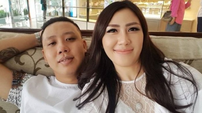 Warganet Salah Fokus! Ada Penampakan ini Dalam Unggah Foto Rey Utami ...