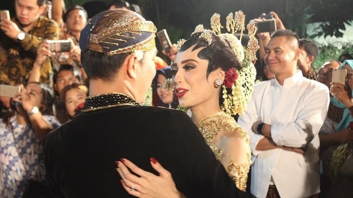 Anggunnya Istri Rizal Armada Kenakan Kebaya Saat Resepsi - Tribunmanado ...