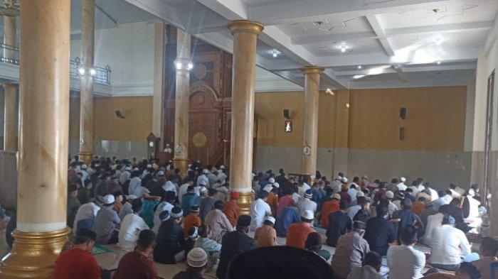Ratusan Jamaah Padati Masjid Al-Mujahidin Tomohon Sulawesi Utara Salat ...