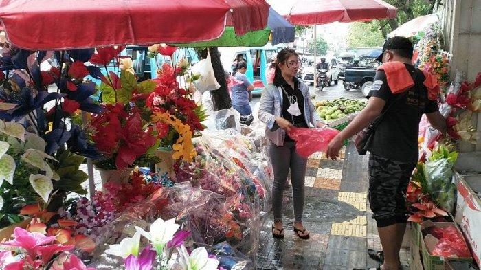 Bantu Orang Tua Jualan Bunga, Penjual Bunga Cantik Ini Jadi Pusat ...