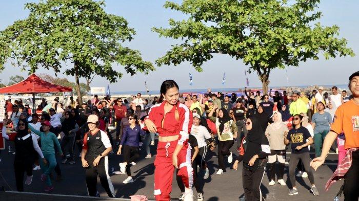 Potret Keseruan Zumba di Kawasan Megamas Manado Sulawesi Utara ...