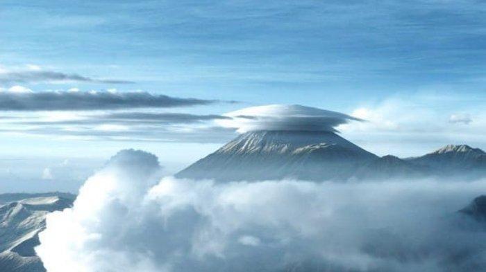 Mengenal Cap Cloud, Fenomena Awan Topi di Puncak Mahameru yang ...