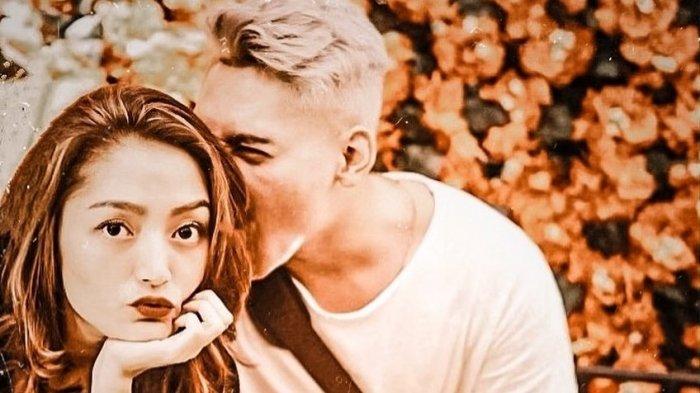 Bosan Ditanya Soal Malam Pertama, Krisjiana Pamer Foto di Kolam Renang ...