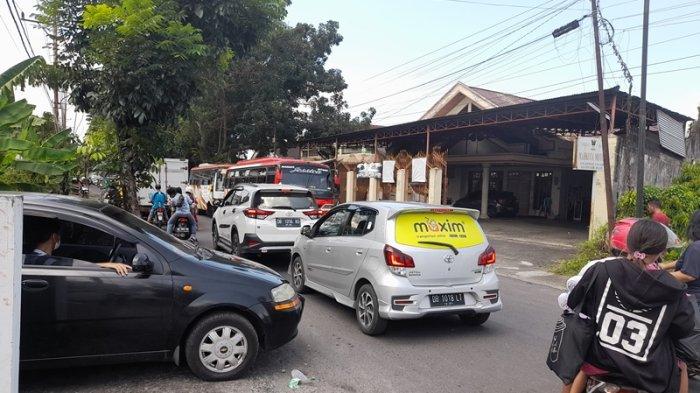 Jalan Pingkan Matindas Kota Manado Macet Total Akibat Antrean Solar ...