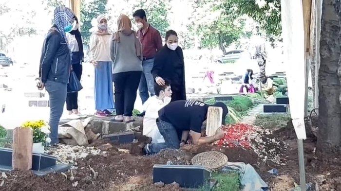 VIRAL, Tangan Misterius Muncul di Makam Jane Shalimar, Mendadak Bikin Heboh: Kok Ngeri Sih ...