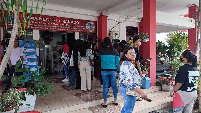 Ribuan Calon Siswa Baru Mendaftar di SMAN 1 Manado, Kepsek: Kita Terima ...