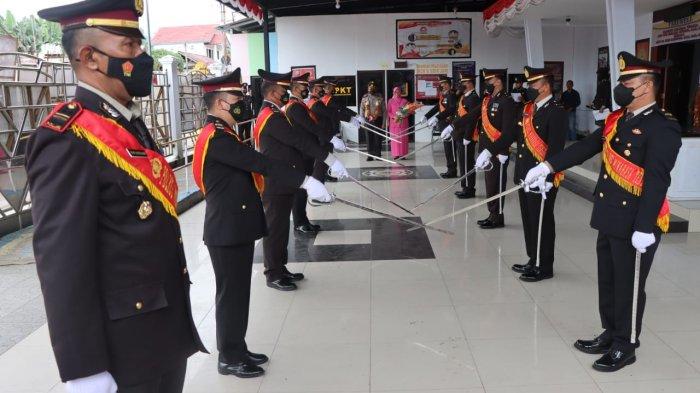 Tradisi Pedang Pora Sambut Kapolres Mitra Sulawesi Utara yang Baru - Tribunmanado.co.id