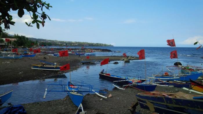 Bendera PDIP Hiasi Puluhan Perahu Nelayan di Teluk Manado ...