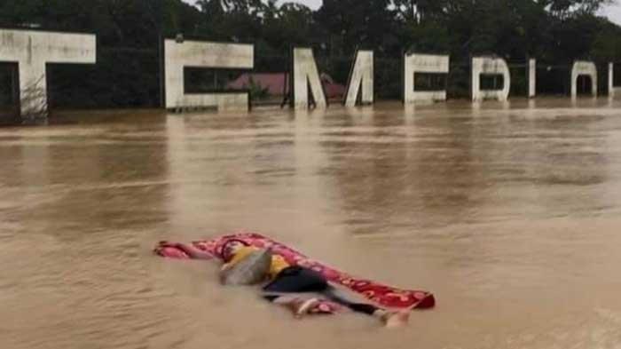 Video Pemuda Tidur di Atas Kasur yang Terbawa Banjir, Dapat Perhatian dan Ramai Mendoakan ...