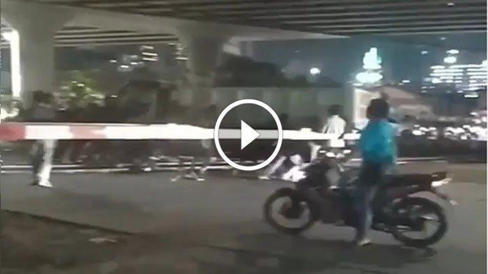 Video Warga Selamatkan 'Dump' Truk Nyaris Dihantam Kereta Api, Mesin ... Video Warga Selamatkan 'Dump' Truk Nyaris Dihantam Kereta Api, Mesin ...