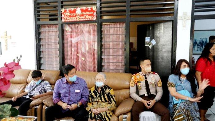 Wagub Sulut Steven Kandouw Hadir di HUT ke-98 Oma Tercinta Therresia ... Wagub Sulut Steven Kandouw Hadir di HUT ke-98 Oma Tercinta Therresia ...