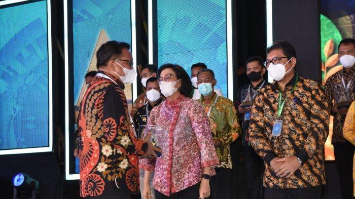 Wali Kota Bitung Sulawesi Utara Maurits Mantiri Terima Penghargaan WTP ...