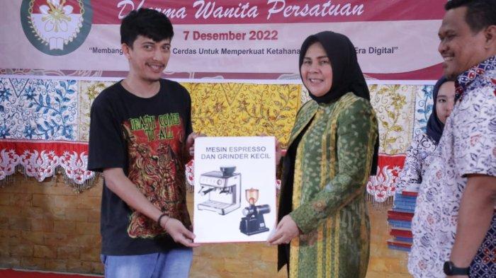 Wali Kota Kotamobagu Tatong Bara Serahakan Bantuan Program Anak Asuh - Tribunmanado.co.id