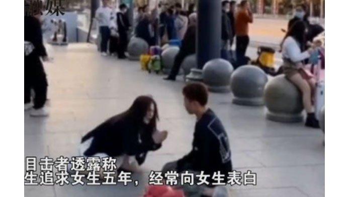 Wanita Ini Nangis Berlutut Depan Pria di Jalan, Risih Dikejar Bertahun ...