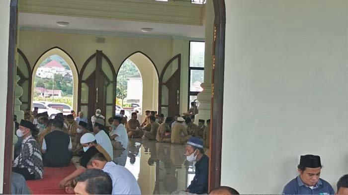 Breaking News, Masyarakat Bolsel Menunggu Jenazah Almarhum Hi Herson ...