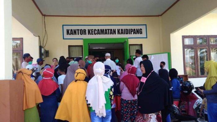Ratusan Warga Padati Kantor Camat Ini, Abaikan Social Distancing ... Ratusan Warga Padati Kantor Camat Ini, Abaikan Social Distancing ...