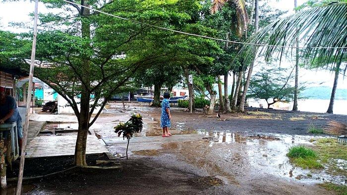 Gelombang Air Laut Hampir 3 Meter di Teluk Amurang Resahkan Warga ...