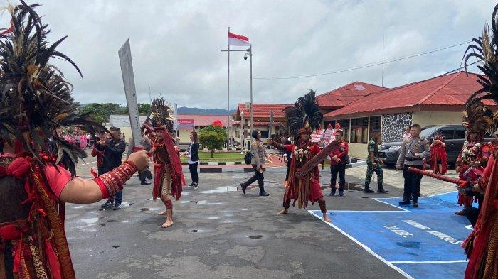 Potret Tarian Kabasaran Minahasa Sulawesi Utara, Diartikan Sebagai ...
