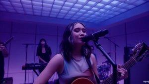 Lirik dan Terjemahan Lagu Paths - NIKI - Tribunmanado.co.id