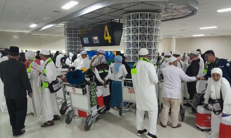 713 Jemaah Haji Sulawesi Utara Tiba di Bandara Sam Ratulangi Manado ...