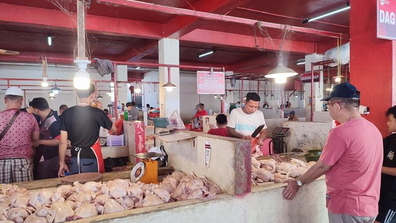 Harga Daging Ayam di Pasar Bersehati Manado Sulawesi Utara Kembali Naik ...