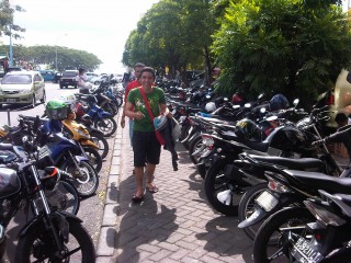 Parkiran Motor Mega Mall Membludak - Tribunmanado.co.id