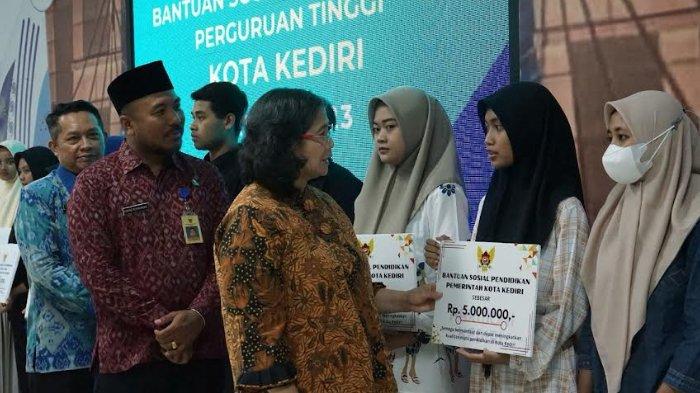 300 Mahasiswa dan 112 Pelajar SMA-SMK Terima Bantuan Sosial Pendidikan Pemkot Kediri ...