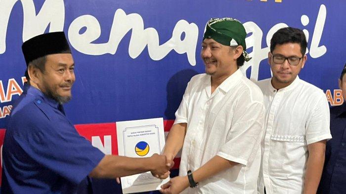 Pilkada Kabupaten Kediri 2024, Bos Rokok Rokok Tajimas Resmi Daftar ke ...