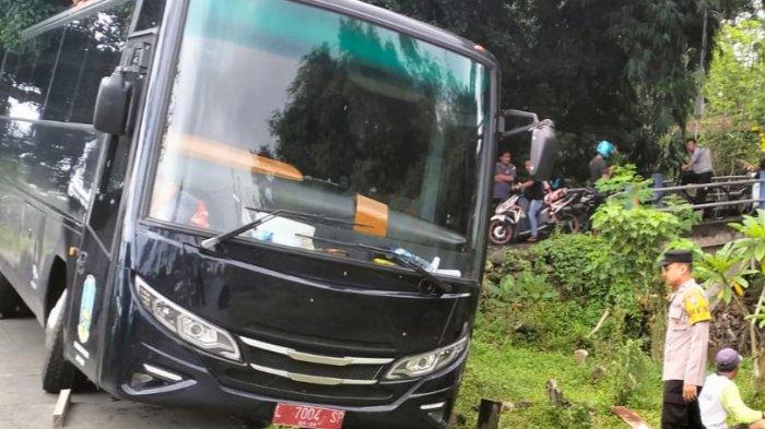Berbau Mistis, Bus Milik Pemprov Jatim Tersesat Masuk ke Jalan Menuju Pemakaman Umum di Kediri ...