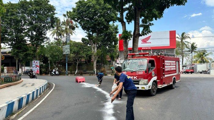 Jalanan Licin Imbas Tumpahan Solar, Damkar Bondowoso Bantu Taburi Jalan dengan Semen Putih ...