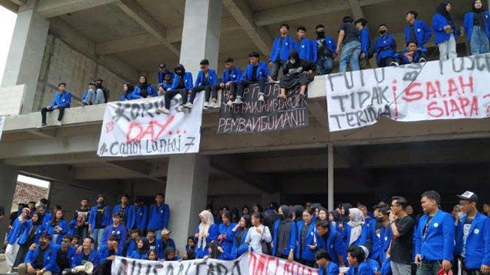 Mahasiswa UNP Kediri Unjuk Rasa Mempertanyakan Mangkraknya Pembangunan ...