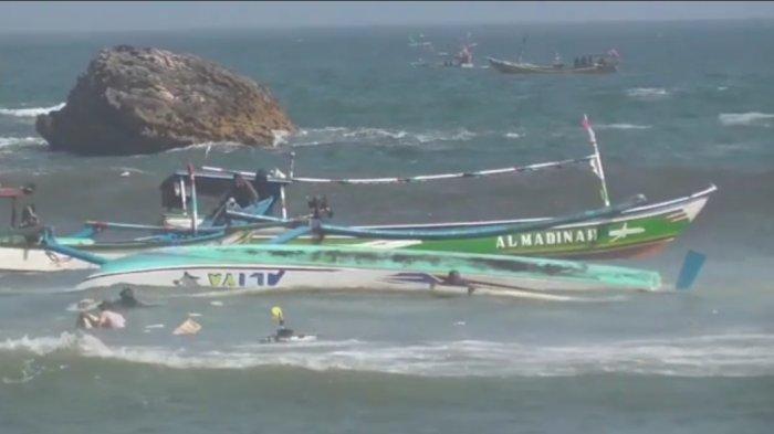 Perahu Terbalik Saat Hendak Melaut Akibat Hantaman Ombak Besar, 1 Tewas 2 Selamat di Jember ...
