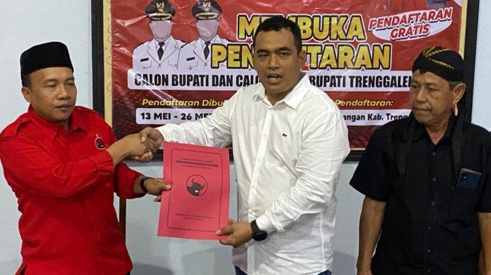 Pilkada Trenggalek 2024 - Sejumlah Tokok Ambil Formulir Bakal Calon Kepala Daerah di PDI ...