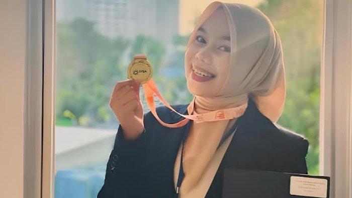 Kisah Fatasya Aulya Ngindana Zulfa, Gadis Trenggalek Peraih Cumlaude di UIN Malang ...