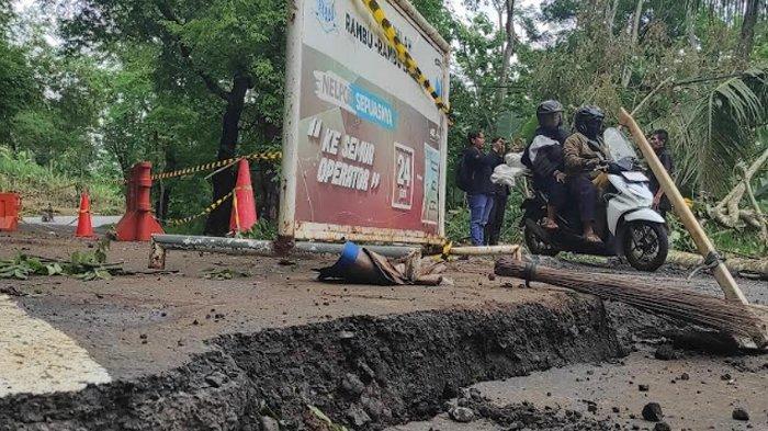 Awas, Jalur Malang-Blitar di Selorejo Ambles dan Rawan Longsor ...