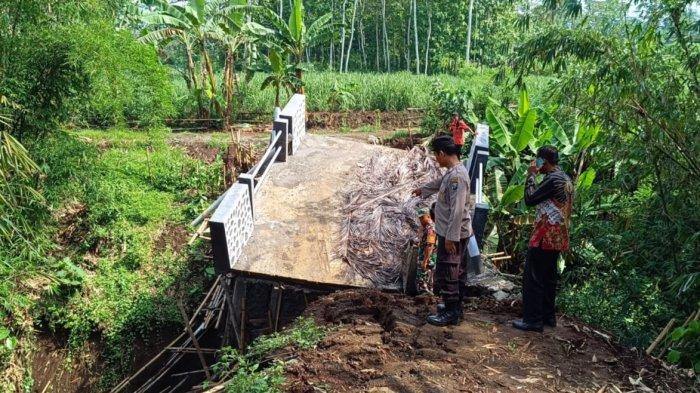 Jembatan Penghubung 2 Dusun di Kabupaten Blitar Ambrol Gegara Diguyur Hujan Deras ...