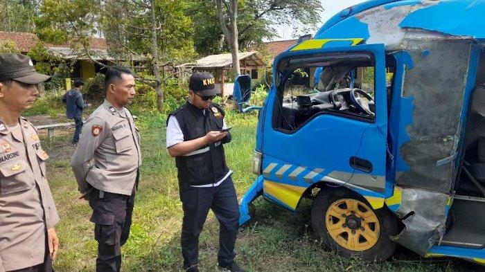 KNKT Periksa Isuzu Elf yang Ditabrak KA Probowangi di Lumajagn HIngga 11 Orang Tewas ...