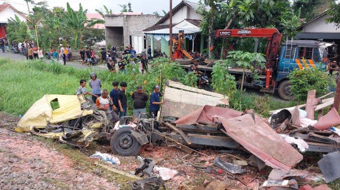 BREAKING NEWS - Truk Bermuatan Pupuk Tertabrak Kereta Api di Kediri, 4 Orang Luka ...