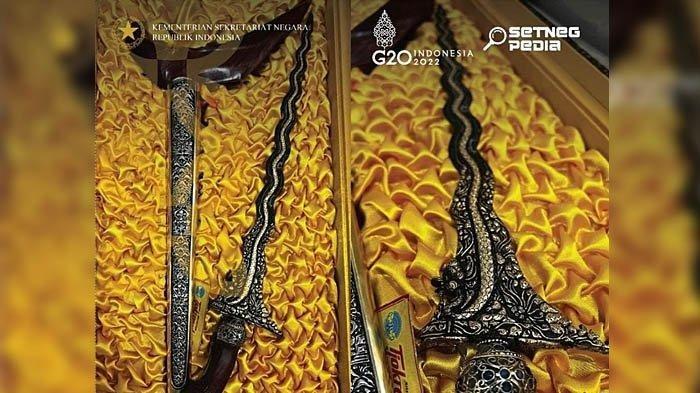 Keris Buatan Para Empu Desa Aeng Tongtong Sumenep Jadi Souvenir Resmi Delegasi KTT G20 di Bali ...