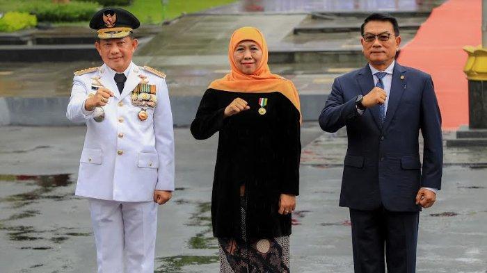 Khofifah Indar Parawansa Dapat Satyalancana Karya Bhakti Praja Nugraha Dari Presiden Jokowi ...
