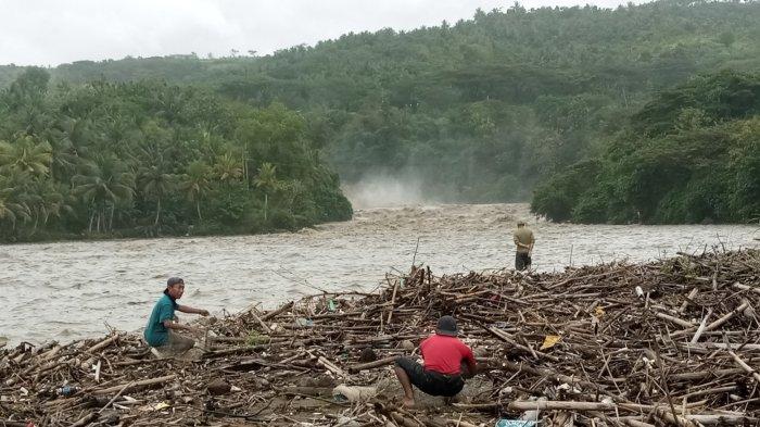 Muara Pantai Niyama Tulungagung Jadi Lautan Sampah, Mirip Tempat Pembuangan Akhir ...